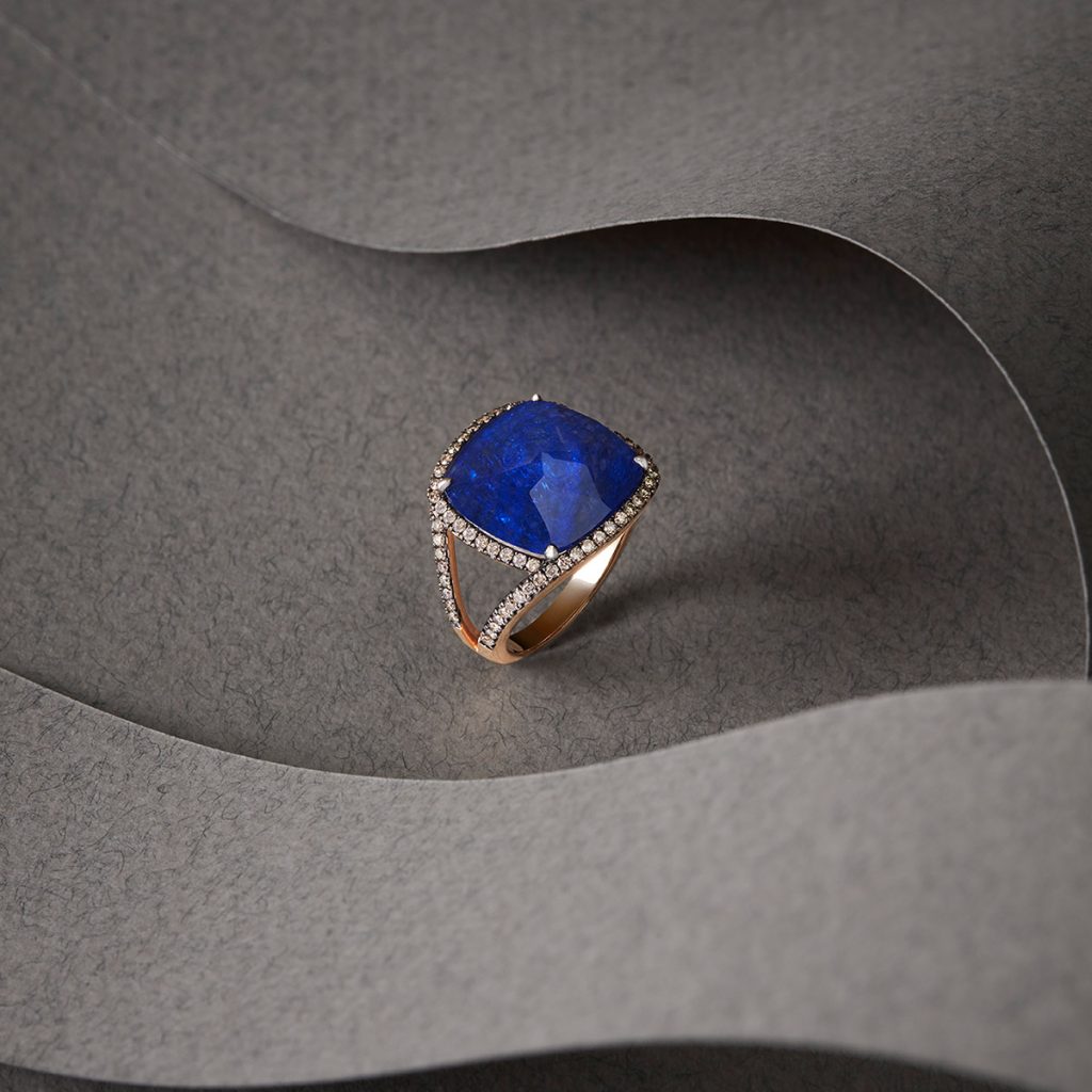 ANILLO CON ZAFIRO CENTRAL Y BRILLANTES - Simonetta Orsini